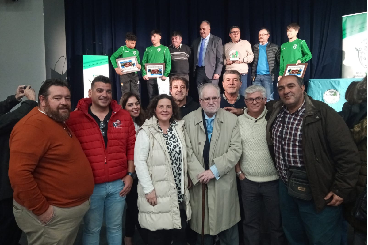 Antonio Vargas Gómez, recibe la Insignia de Oro de la RFAF en Sevilla