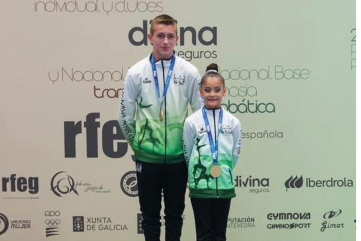 Daniela Aguilar y Adrián Cano, del Club Gimnástico Al-Kalat, reciben ...